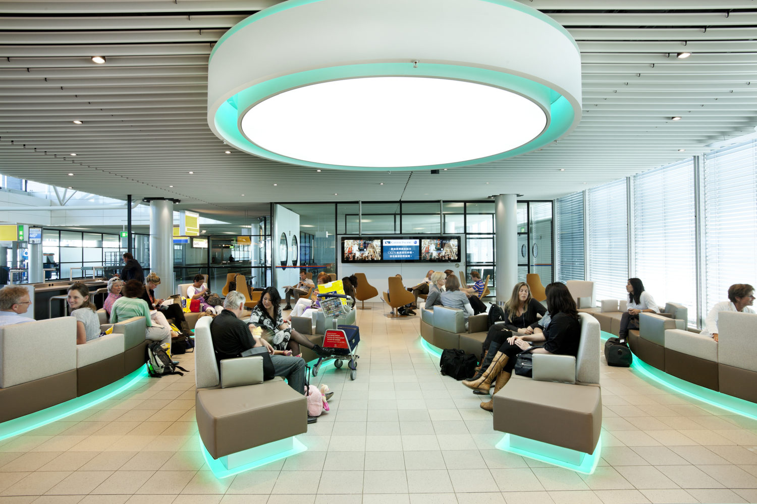 Amsterdam Schiphol Airport upgrades departure gate experience - Stuck ...