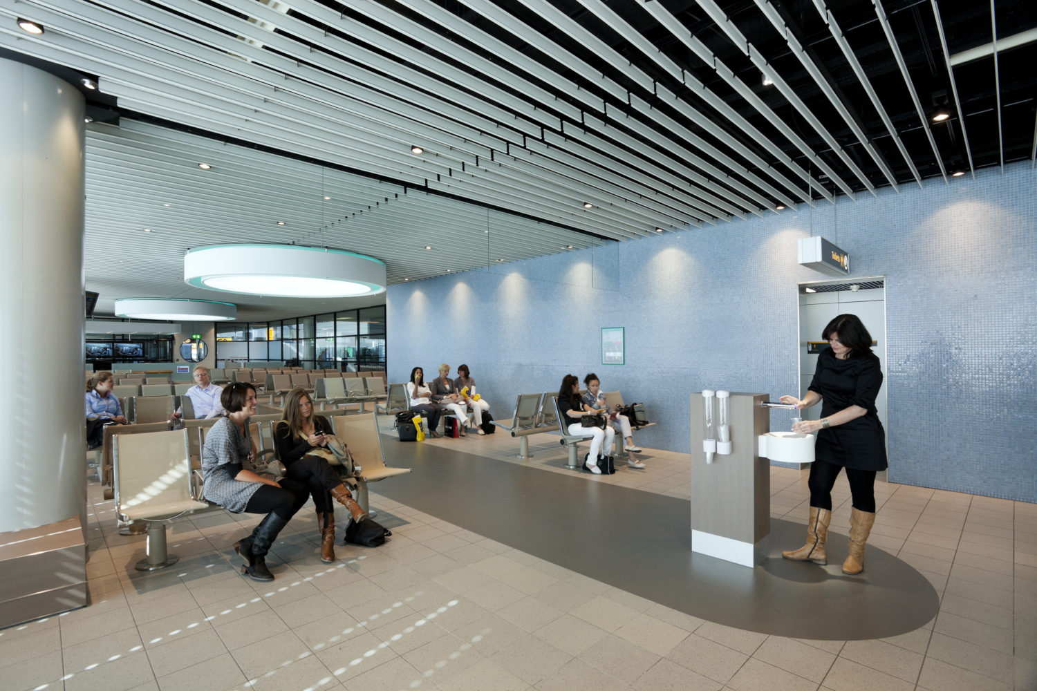 Amsterdam Schiphol Airport upgrades departure gate experience - Stuck ...