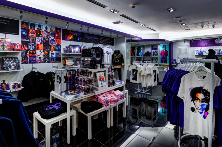 At the airport: snakes, Prince and plastic bottles - Stuck at the Airport