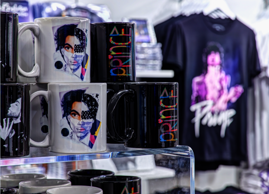 At the airport: snakes, Prince and plastic bottles - Stuck at the Airport