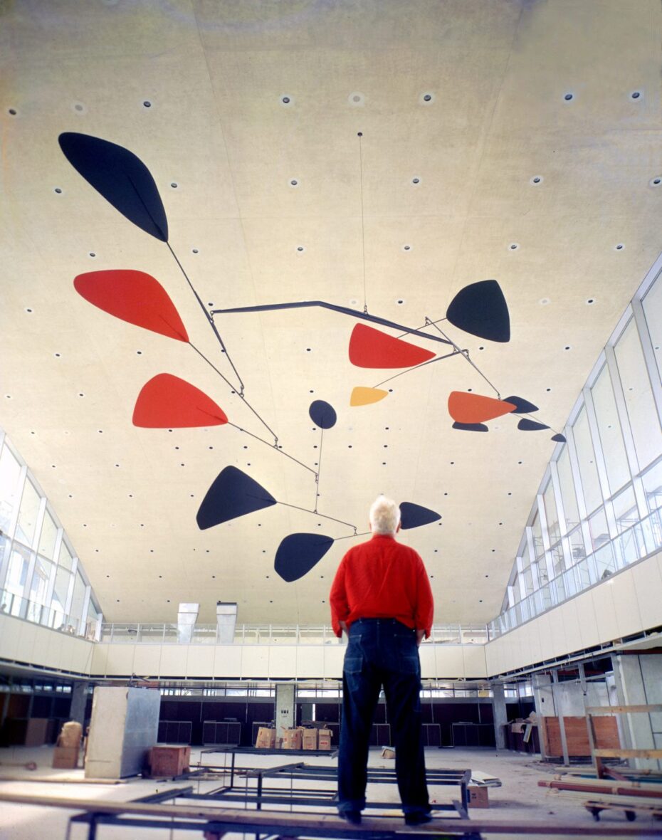 Airports, airplanes & Alexander Calder - Stuck at the Airport